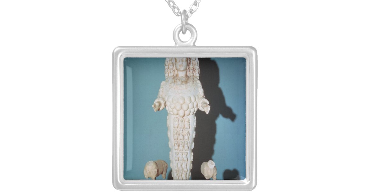 猟犬、c.AD 135-75を持つArtemisの彫像 シルバープレートネックレス | Zazzle.co.jp